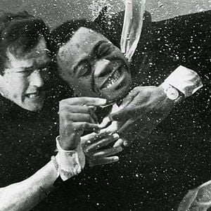 Vivre et laisser mourir : Photos et affiches - AlloCiné