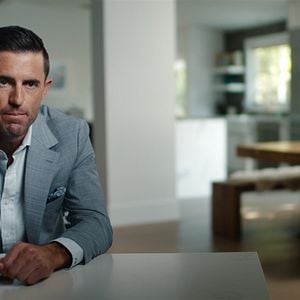 Kai, l'autostoppeur à la hachette - Film documentaire 2023 - AlloCiné