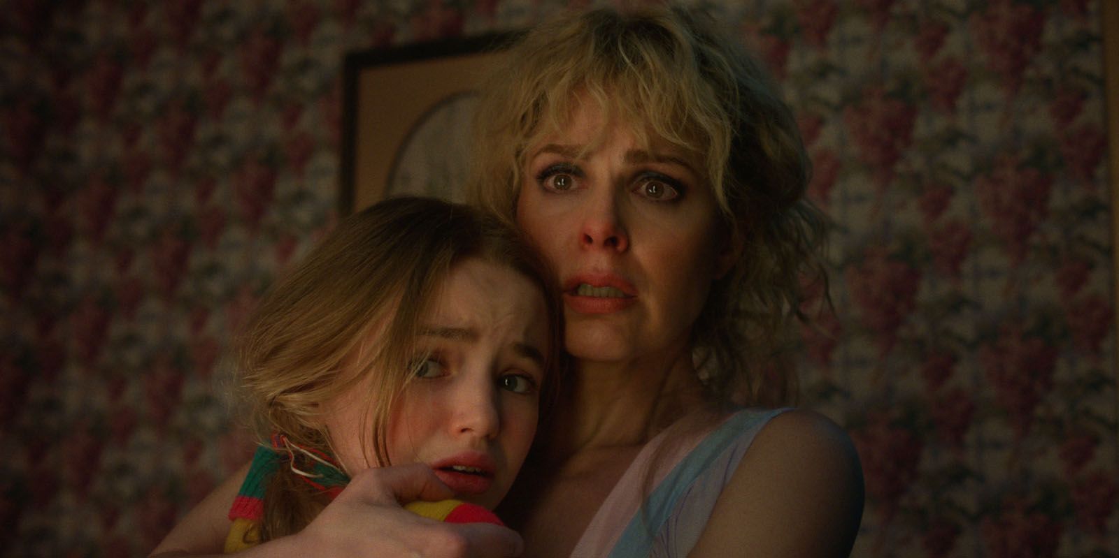 Stranger Things : Photo Cara Buono, Nell Fisher - 3 sur 217 - AlloCiné