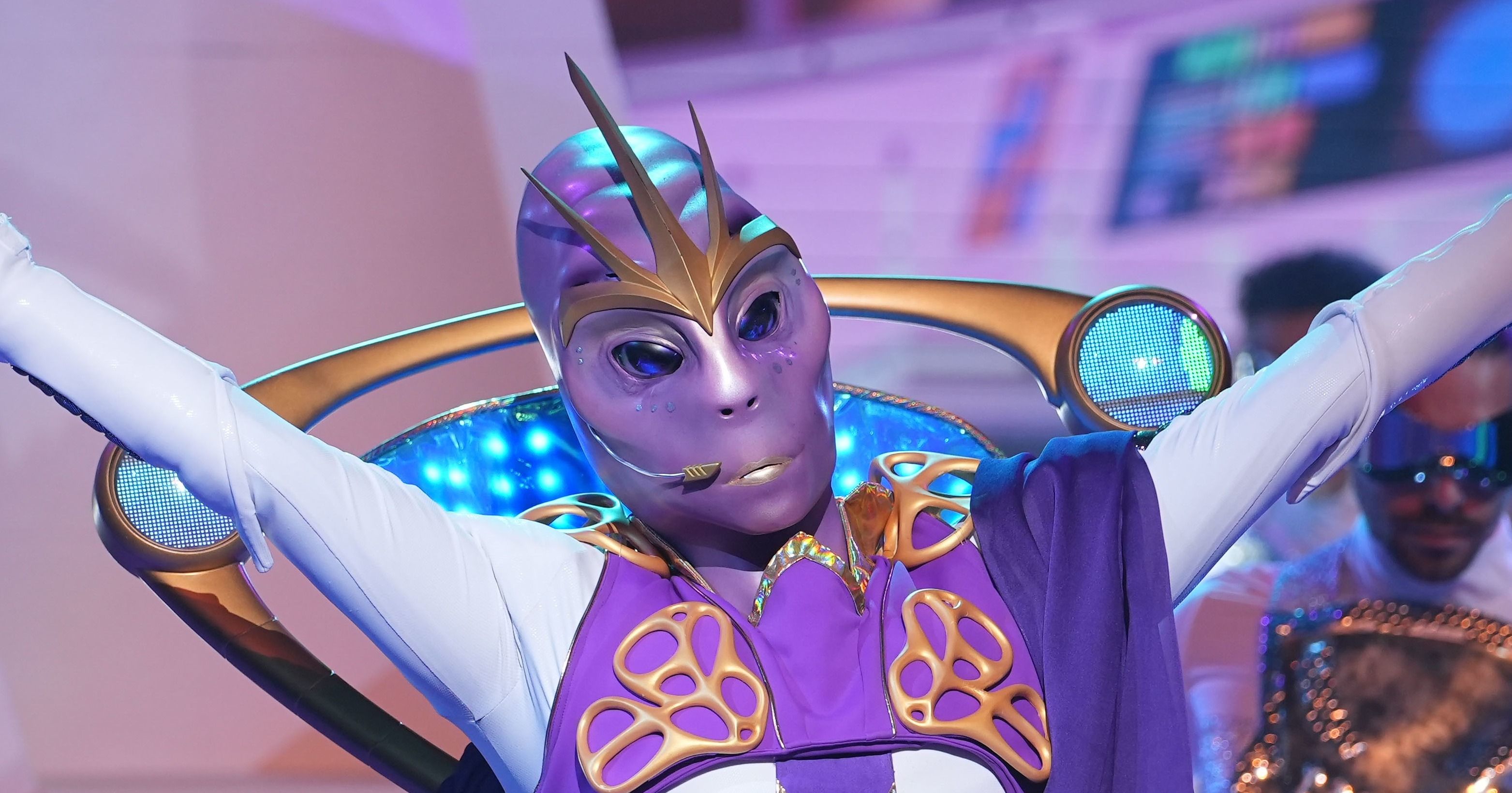 Mask Singer : l’Alien, le Chameau et la Sorcière... qui se cachent ...