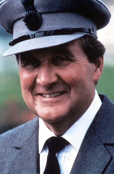 Photo de Patrick Macnee - Dangereusement vôtre : Photo Patrick Macnee ...