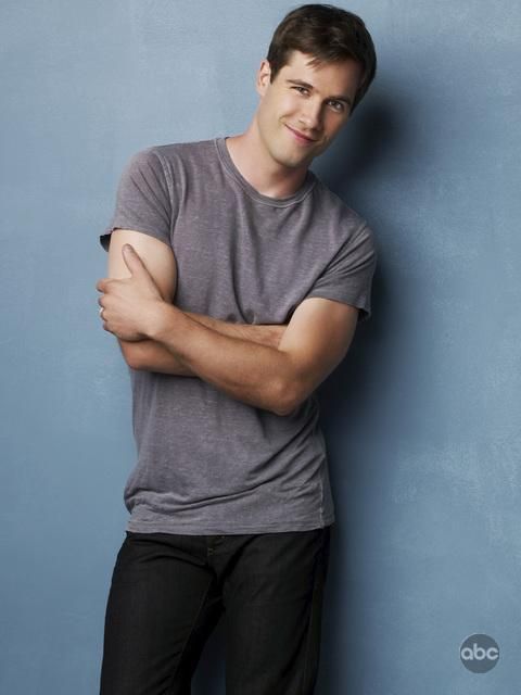 Brothers & Sisters : Photo Luke MacFarlane - 185 sur 334 - AlloCiné