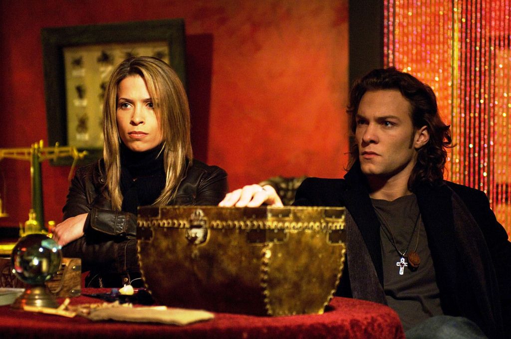 Blood Ties : Photo Kyle Schmid, Christina Cox - 6 sur 30 - AlloCiné