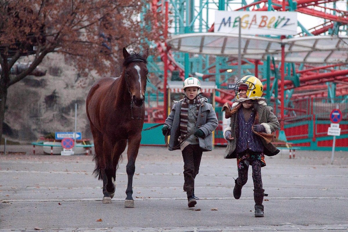Photo de Enzo Gaier - Un Cheval sur le balcon : Photo Natasa Paunovic ...