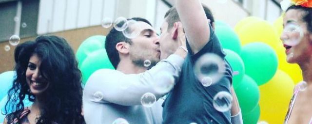 Sense 8 : Les acteurs de passage à la Gay Pride se lâchent sur le ...