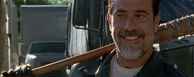 The Walking Dead S7 : Negan arrive à Alexandria avec une surprise dans ...