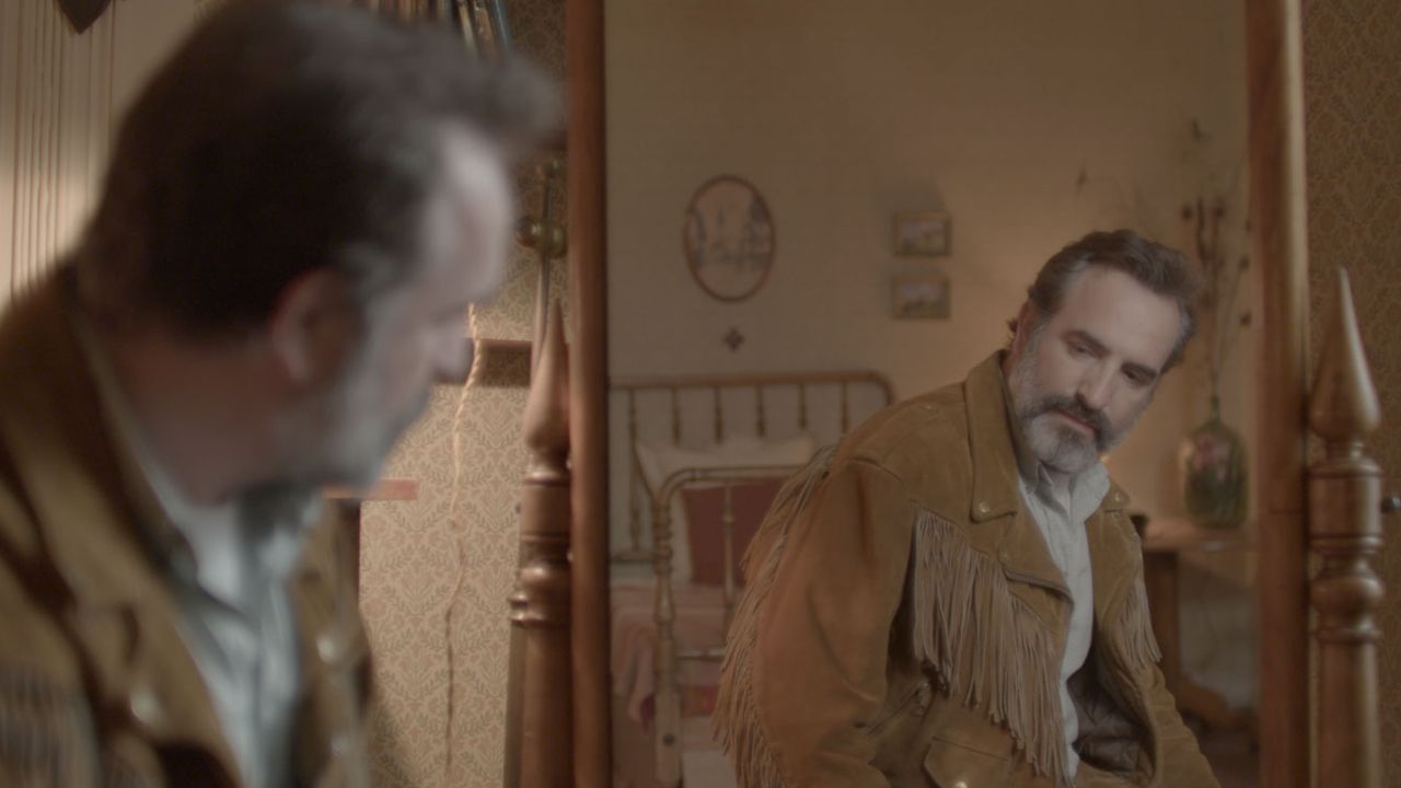 Cannes 2019 - Le Daim : Jean Dujardin obsédé par sa veste dans la bande ...