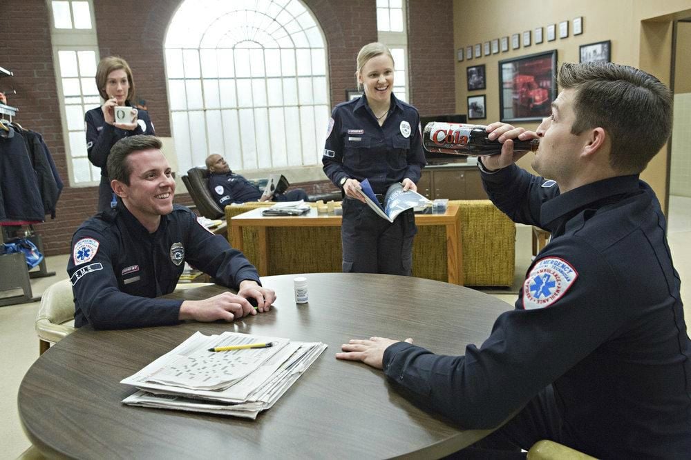 Photo de Maura Kidwell - Sirens (US) : Photo Kevin Bigley, Bill Nunn ...