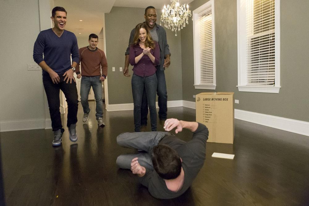 Photo de Kevin Bigley - Sirens (US) : Photo Jessica McNamee, Kevin ...