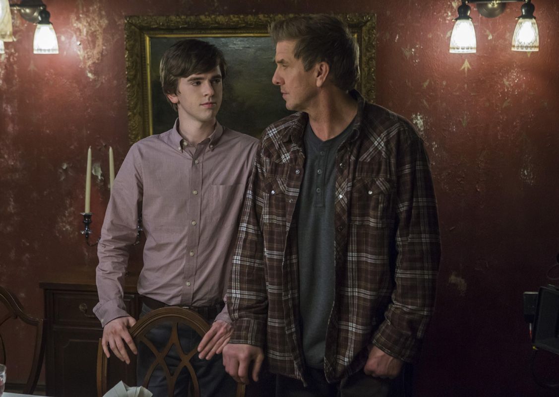 Bates Motel : Bates Motel : Photo Kenny Johnson, Freddie Highmore - 97 ...