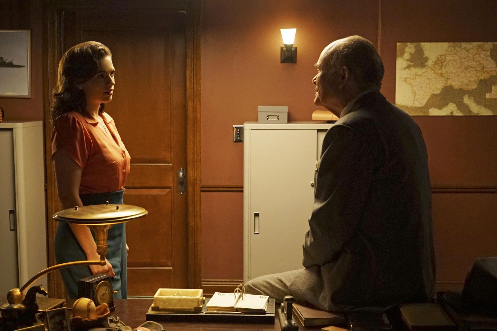 Agent Carter : Agent Carter : Photo Hayley Atwell, Kurtwood Smith - 43 ...