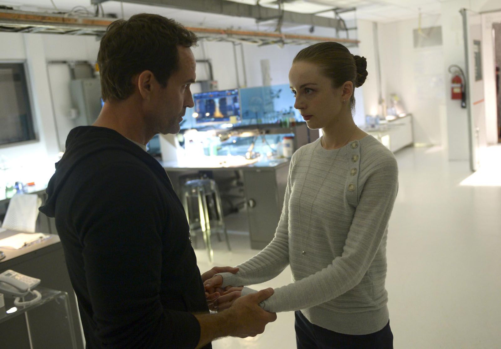 Wayward Pines : Wayward Pines : Photo Jason Patric, Kacey Rohl - 2 sur ...