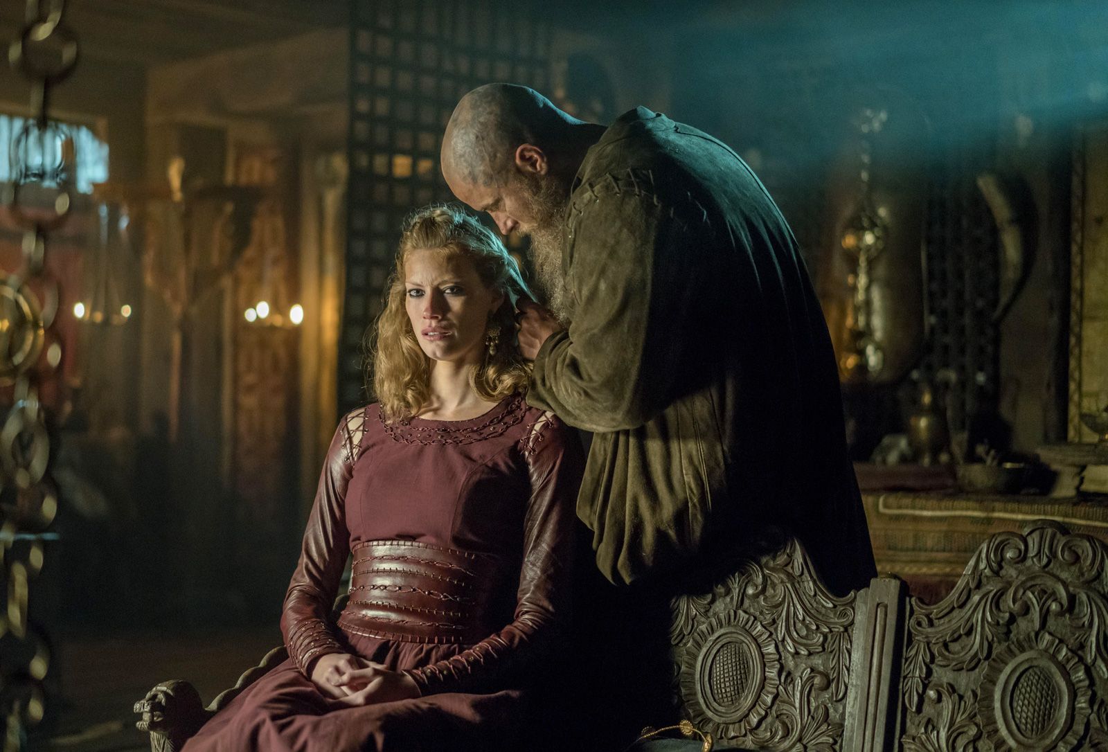 Photo de Alyssa Sutherland - Vikings : Photo Travis Fimmel, Alyssa ...