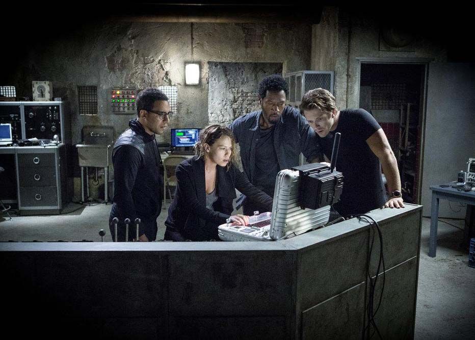 Colony : Colony : Photo Victor Rasuk, Tory Kittles, Charlie Bewley ...