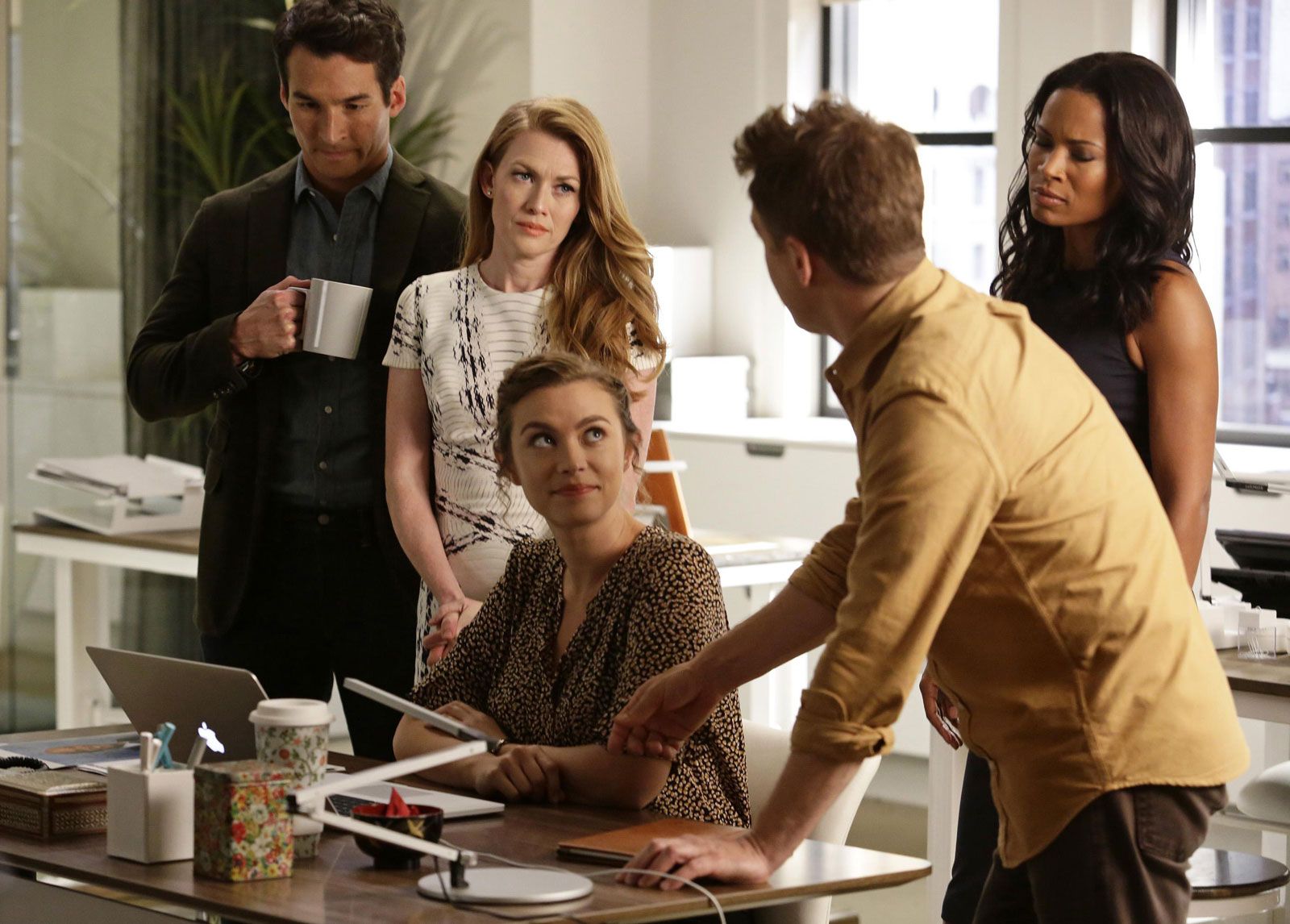 Photo de Jay Hayden - The Catch (2016) : Photo T.R. Knight, Mireille ...