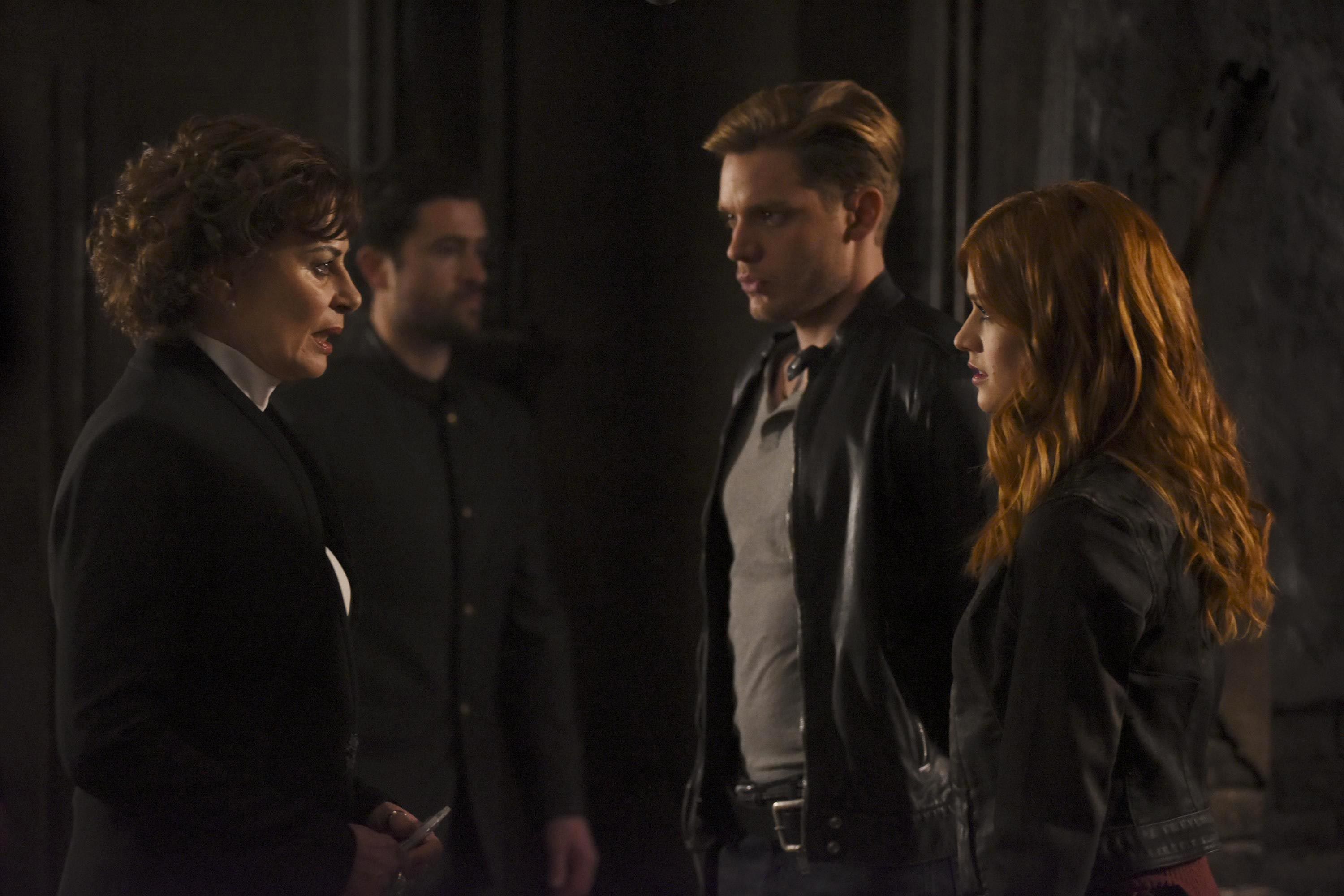 Photo de Mimi Kuzyk - Shadowhunters : Photo Dominic Sherwood, Mimi ...