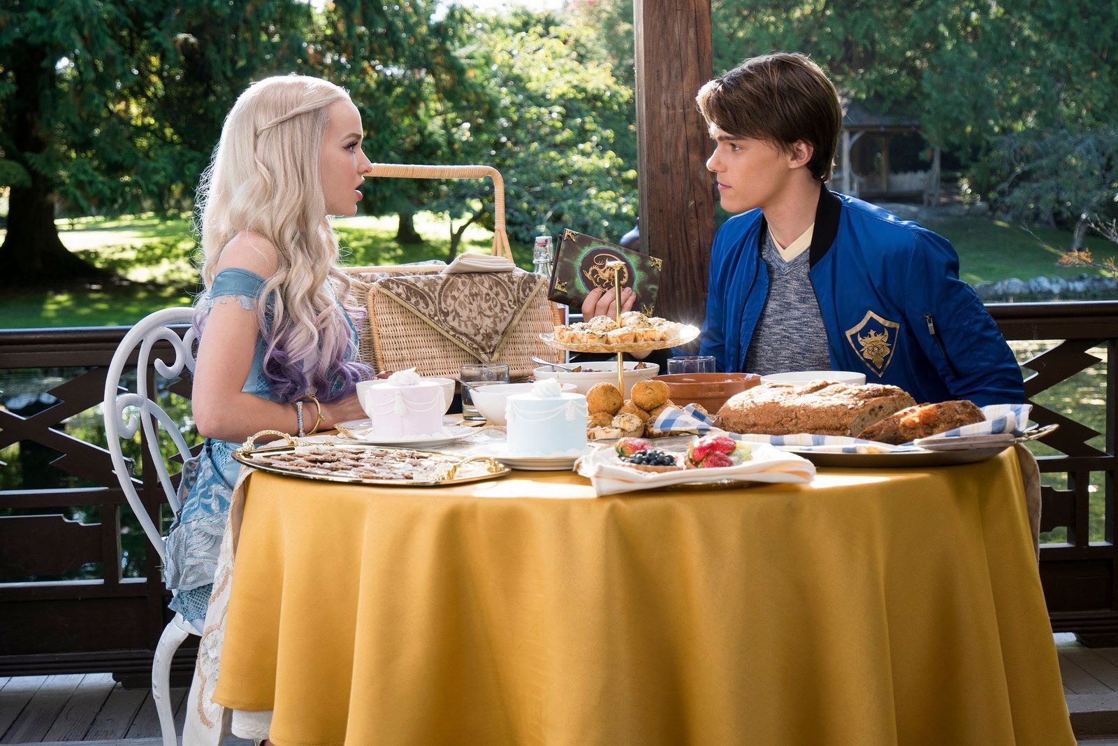 Photo de Dove Cameron - Descendants 2 : Photo Dove Cameron, Mitchell ...