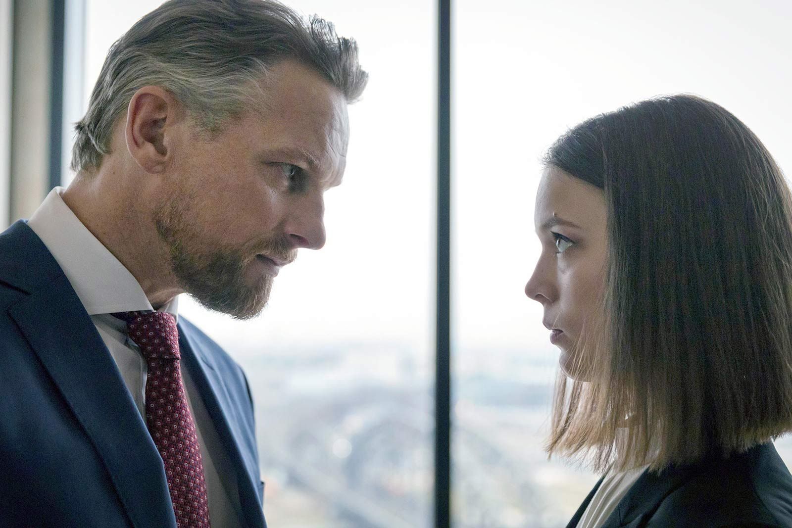 Photo de Barry Atsma - Bad Banks : Photo Paula Beer, Tobias Moretti ...