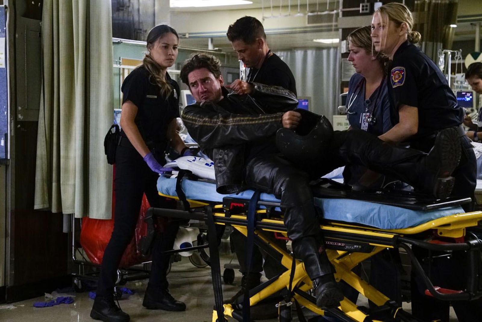 Photo de Brad Ashten - Code Black : Photo Brad Ashten, Rob Lowe, Moon ...