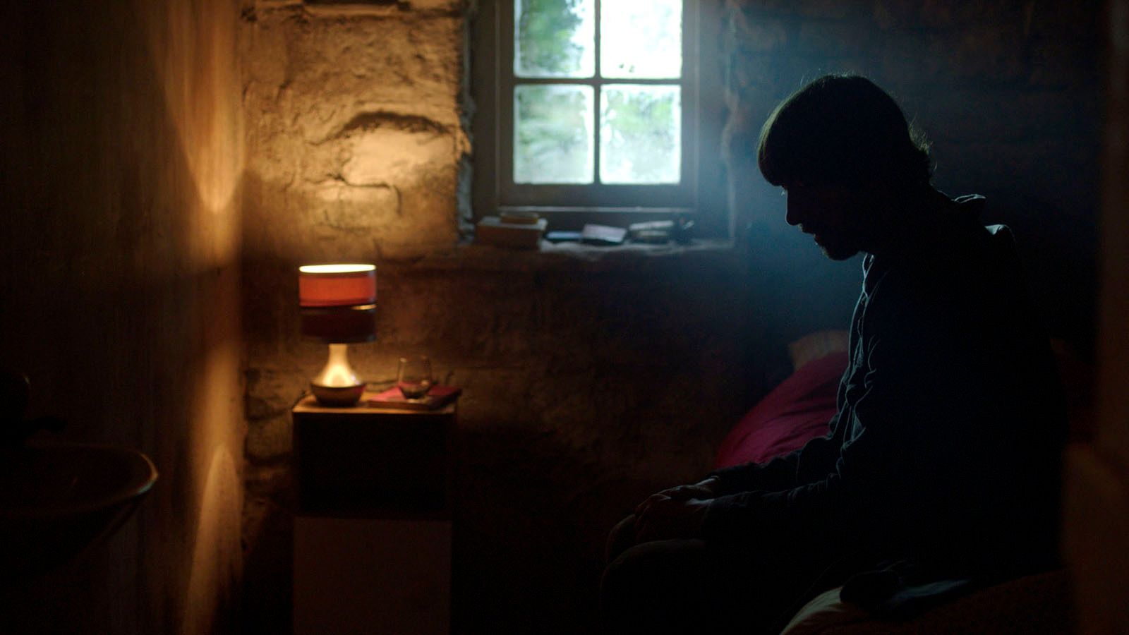 Photo de Rhodri Meilir - Hidden (2018) : Photo Rhodri Meilir - Photo 2 ...