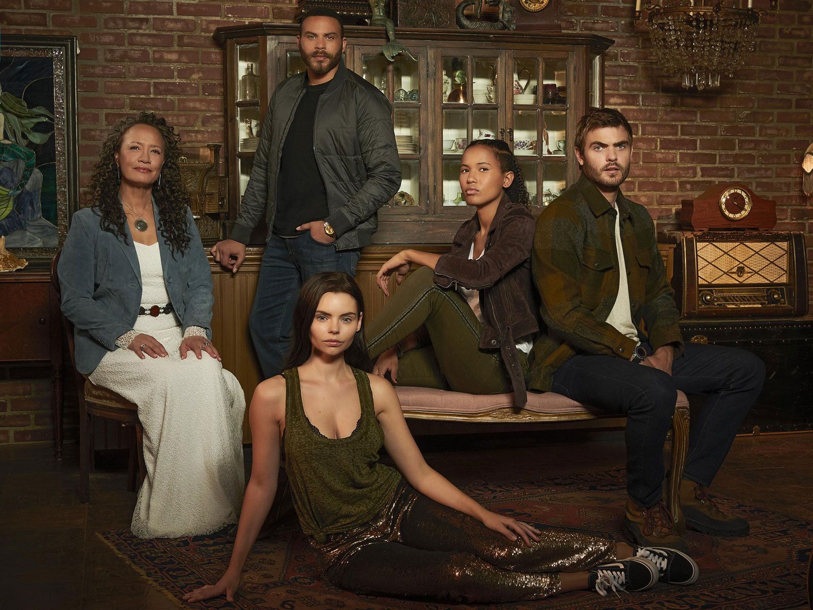 Siren : Photo Alex Roe, Rena Owen, Ian Verdun, Eline Powell, Fola Evans ...