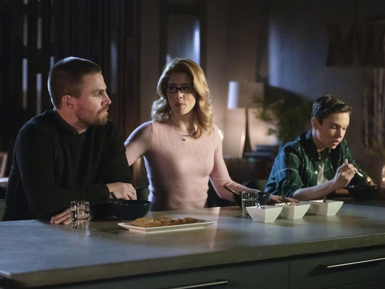Arrow : Arrow : Photo Emily Bett Rickards, Stephen Amell, Jack Moore ...