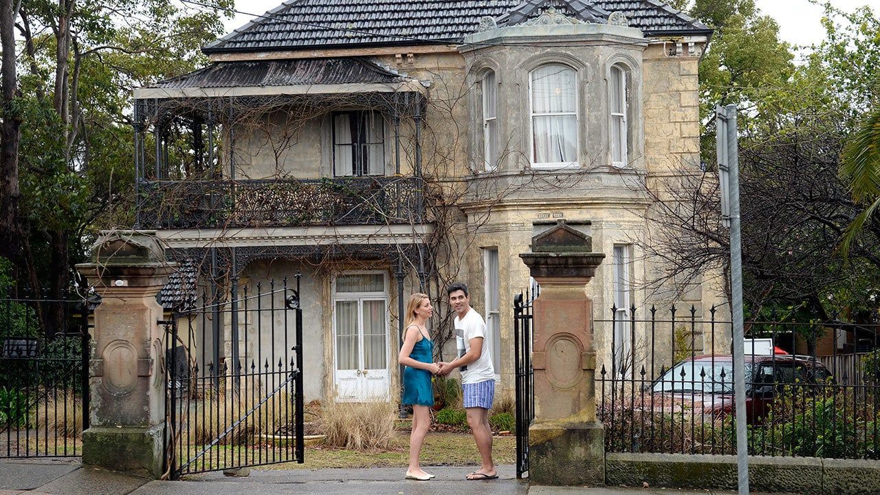 Poster Hiding saison 1 - Affiche 7 sur 10 - AlloCiné