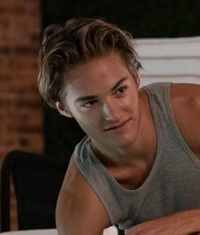 Photo de Mitchell Hoog - Affiche Mitchell Hoog - Photo 3 sur 6 - AlloCiné