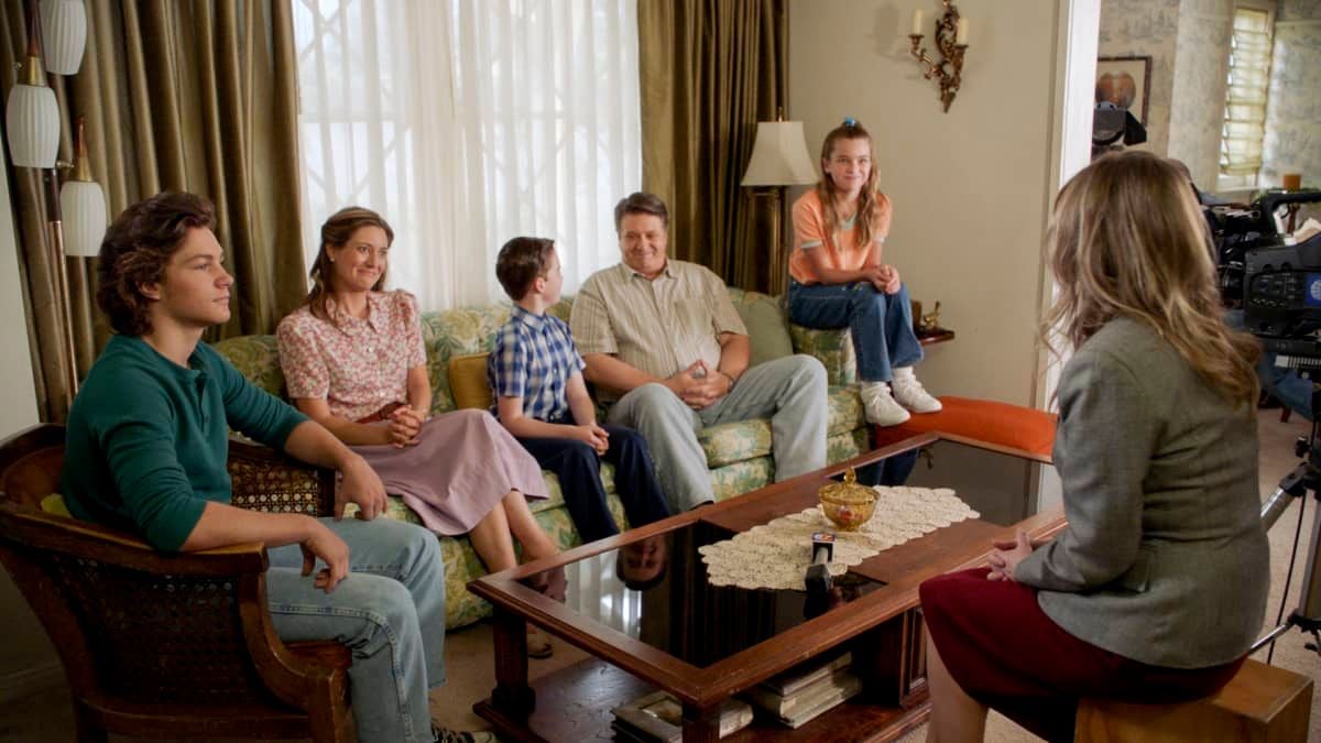 Young Sheldon : Young Sheldon : Photo Zoe Perry, Iain Armitage, Montana ...