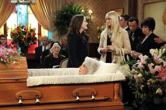 Photo de Beth Behrs - Photo Beth Behrs, Jill Basey, Kat Dennings - AlloCiné