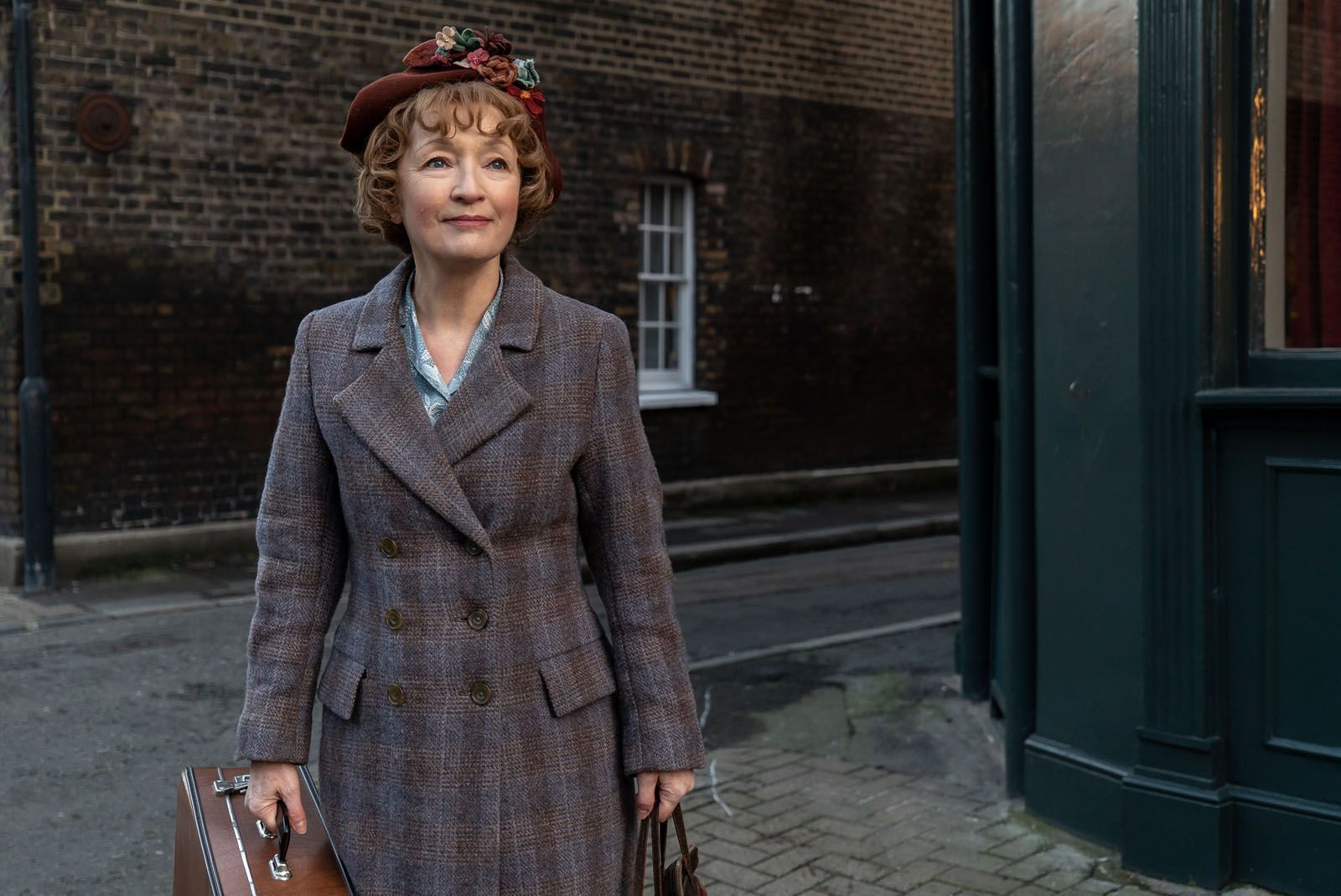Photo de Lesley Manville - Une robe pour Mrs. Harris : Photo Lesley ...