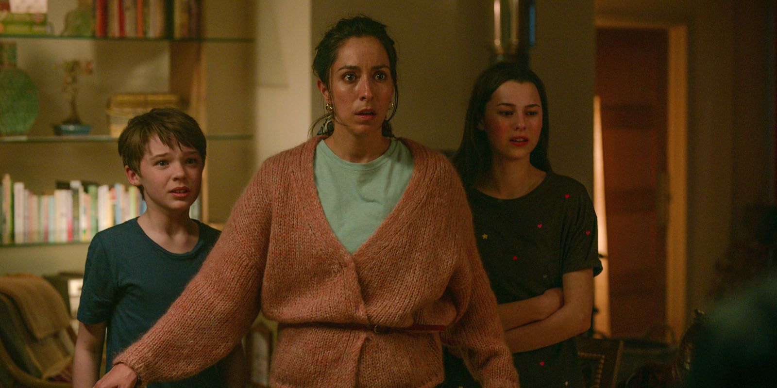 En traître : Photo Beau Gadsdon, Samuel Leakey, Oona Chaplin - 23 sur 24 - AlloCiné