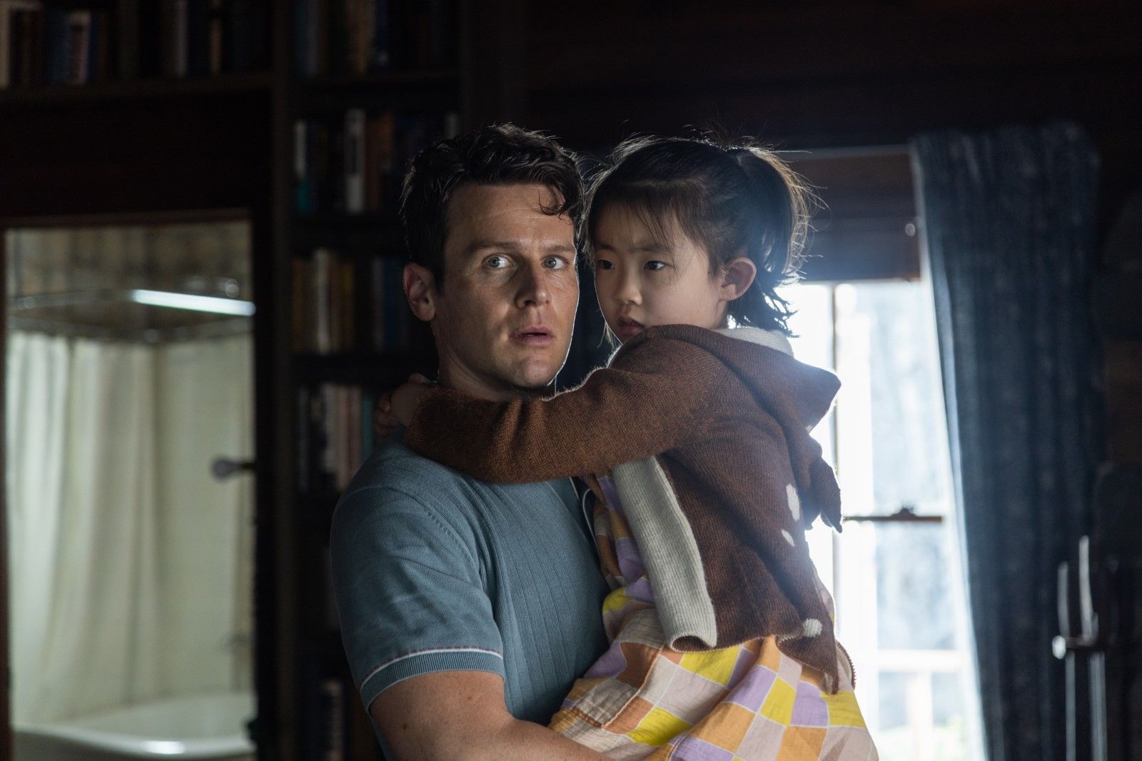 Photo de Kristen Cui - Knock at the Cabin : Photo Jonathan Groff (II ...