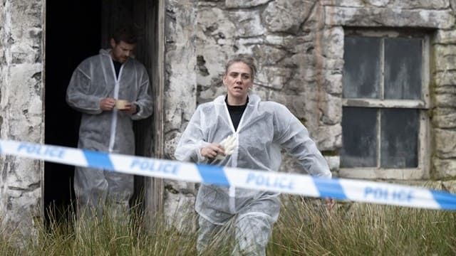 Poster La mort à nu saison 1 - Affiche 12 sur 15 - AlloCiné