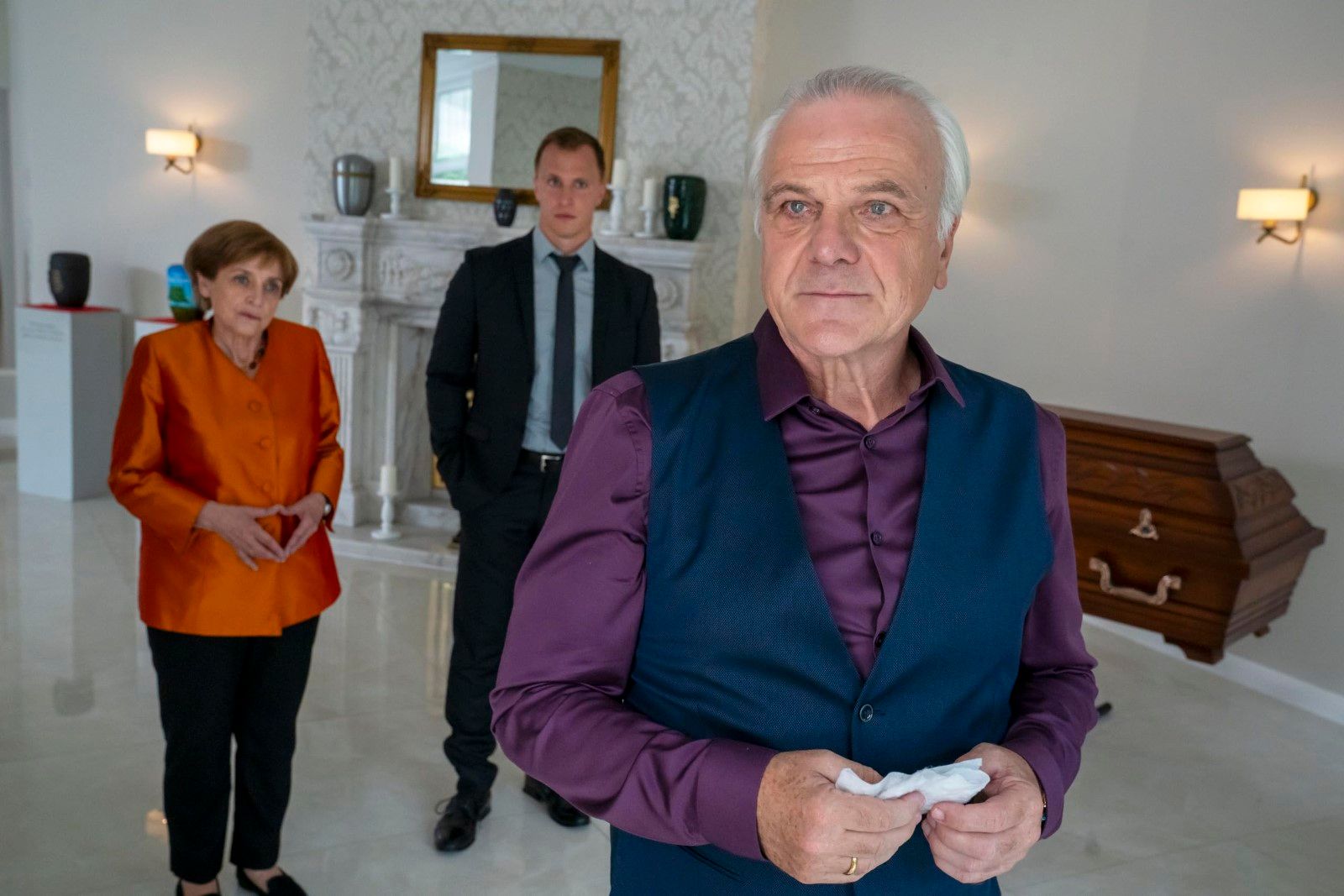 Photo de Miss Merkel – Ein Uckermark-Krimi: Mord auf dem Friedhof ...