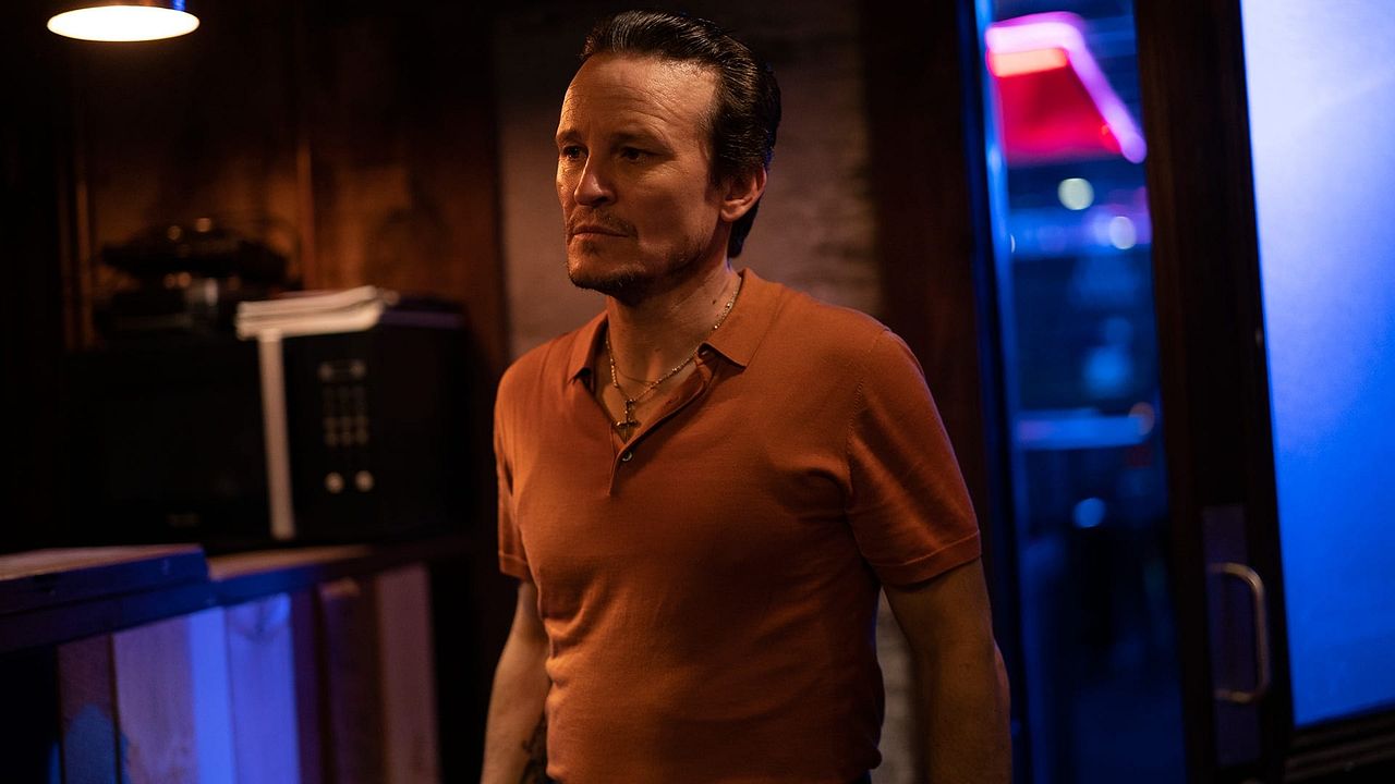 Poster Mr. Inbetween saison 2 - Affiche 20 sur 32 - AlloCiné