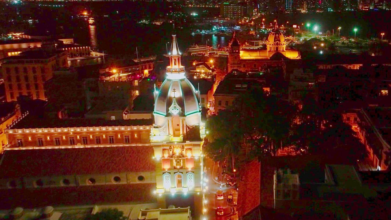 Poster Faux profil saison 1 - Affiche 35 sur 47 - AlloCiné