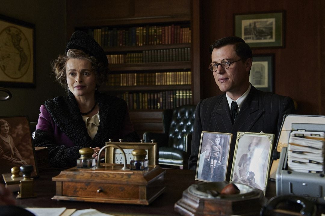 Photo de Johnny Flynn - Une vie : Photo Helena Bonham Carter, Johnny ...