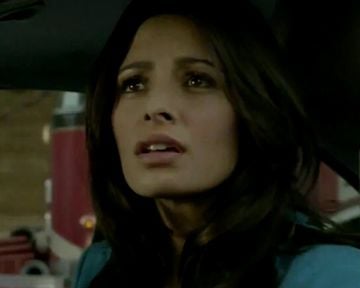 Les premières images de Sarah Shahi dans "Chicago Fire" [VIDEO] - News ...