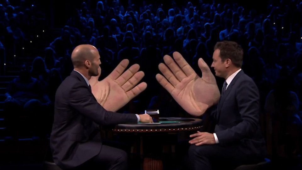 Jason Statham se prend une baffe par Jimmy Fallon - AlloCiné