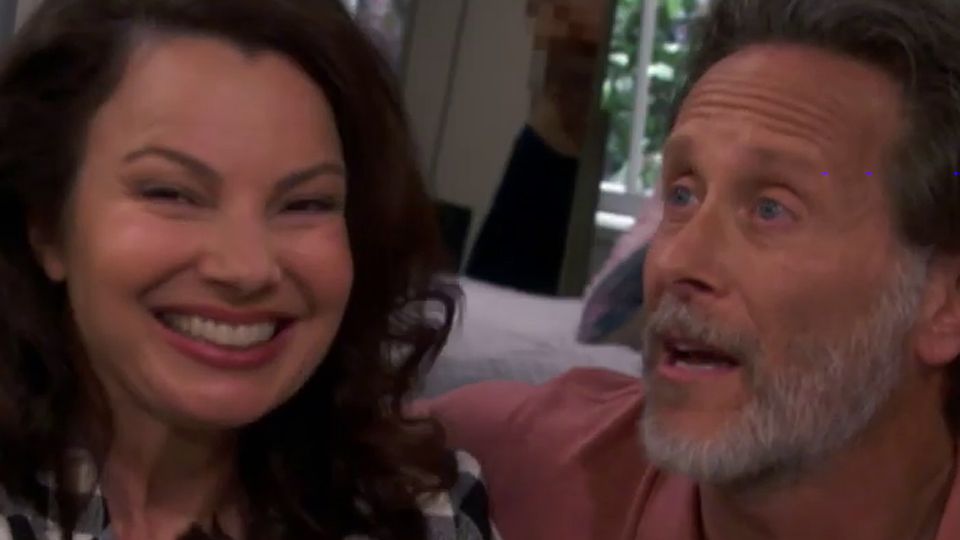 Bande-annonce Indebted VO saison 1 - Trailer Indebted S01 - AlloCiné