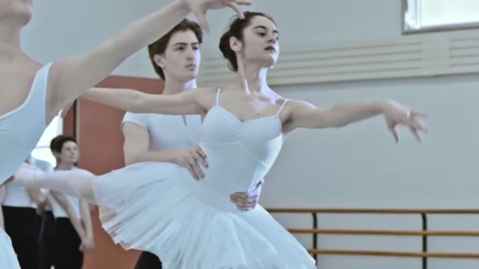 On Pointe - saison 1 Bande-annonce VO - Trailer On Pointe S01 - AlloCiné